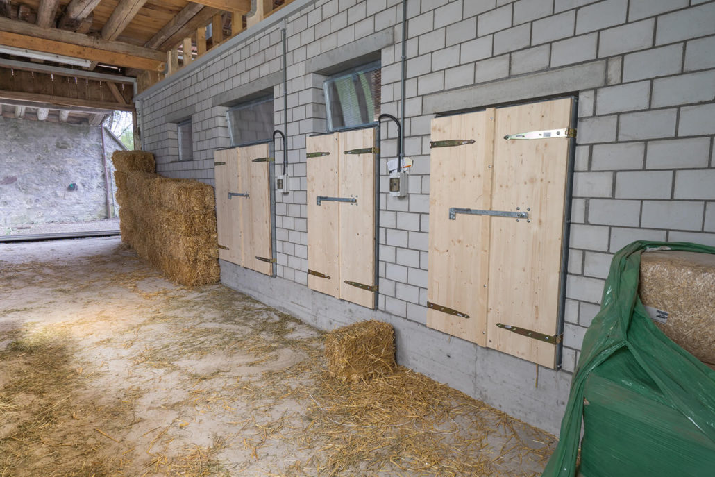 Stallumbau Neuhus Hirzel, Umnutzung in Eselstall - Gerber H.P. Elektro AG